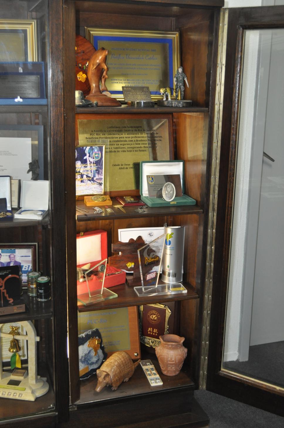 Armários da sala de entrada da Reitoria da PUC-Rio - eg0105_083 | Núcleo de Memória da PUC-Rio ...